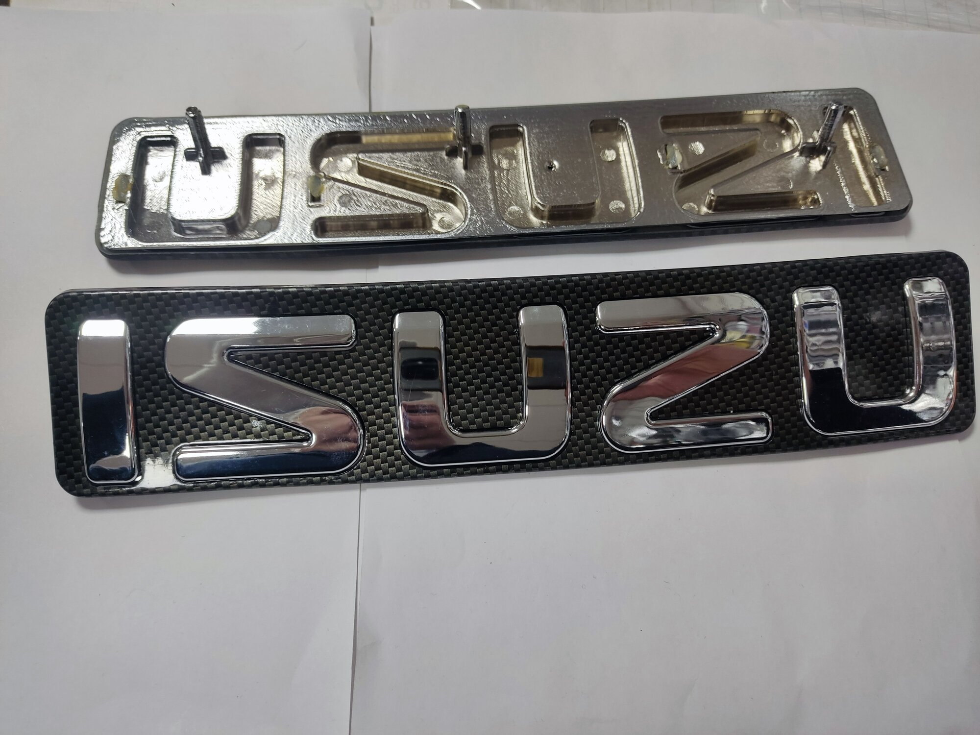 Шильдик Isuzu, углепластик и пластик, глянцевый, серебряный, 31 см
