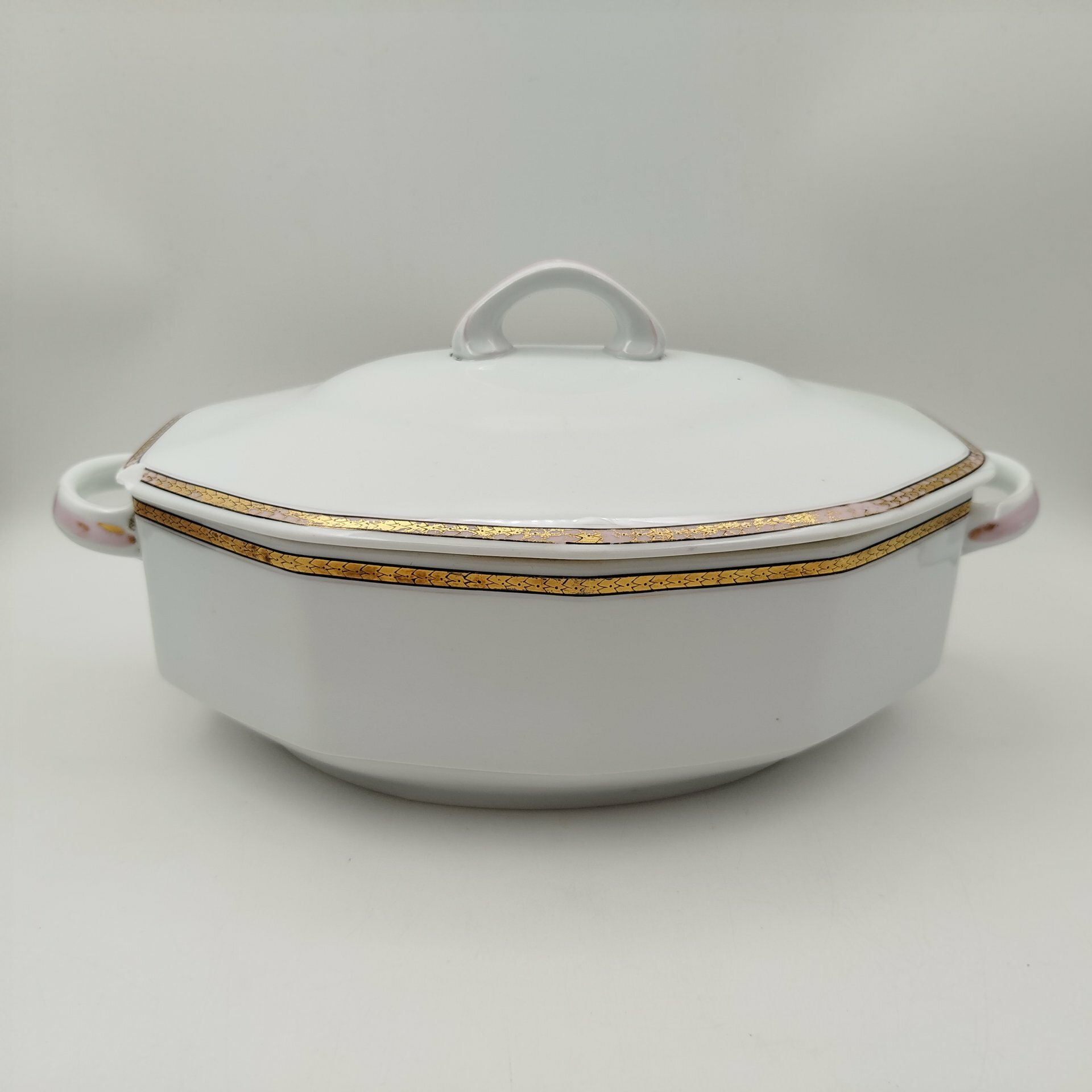 Террина (для подачи горячих блюд) в классическом стиле с орнаментальной каймой