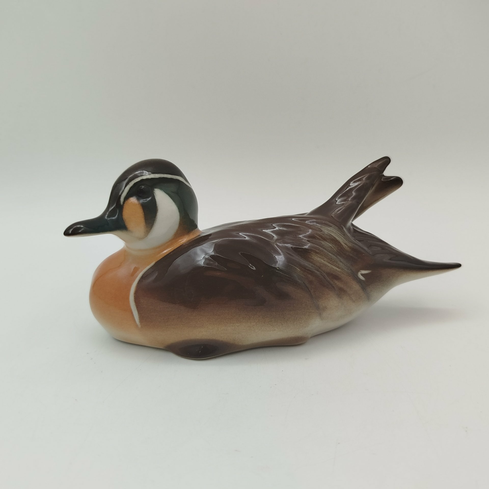 Скульптура "Байкальская утка", фарфор, аэрография, роспись