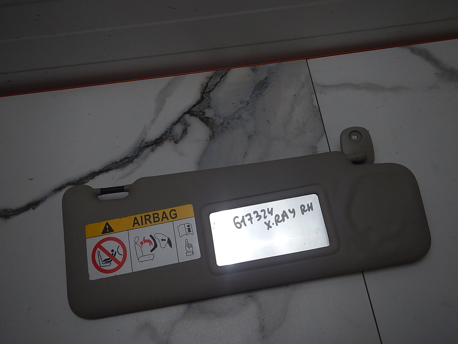 Б/У Козырек солнцезащитный, ВАЗ (VAZ)-LADA XRAY LADA XRAY (15-) правый Потертости. 617324 LADA арт. 964002939R