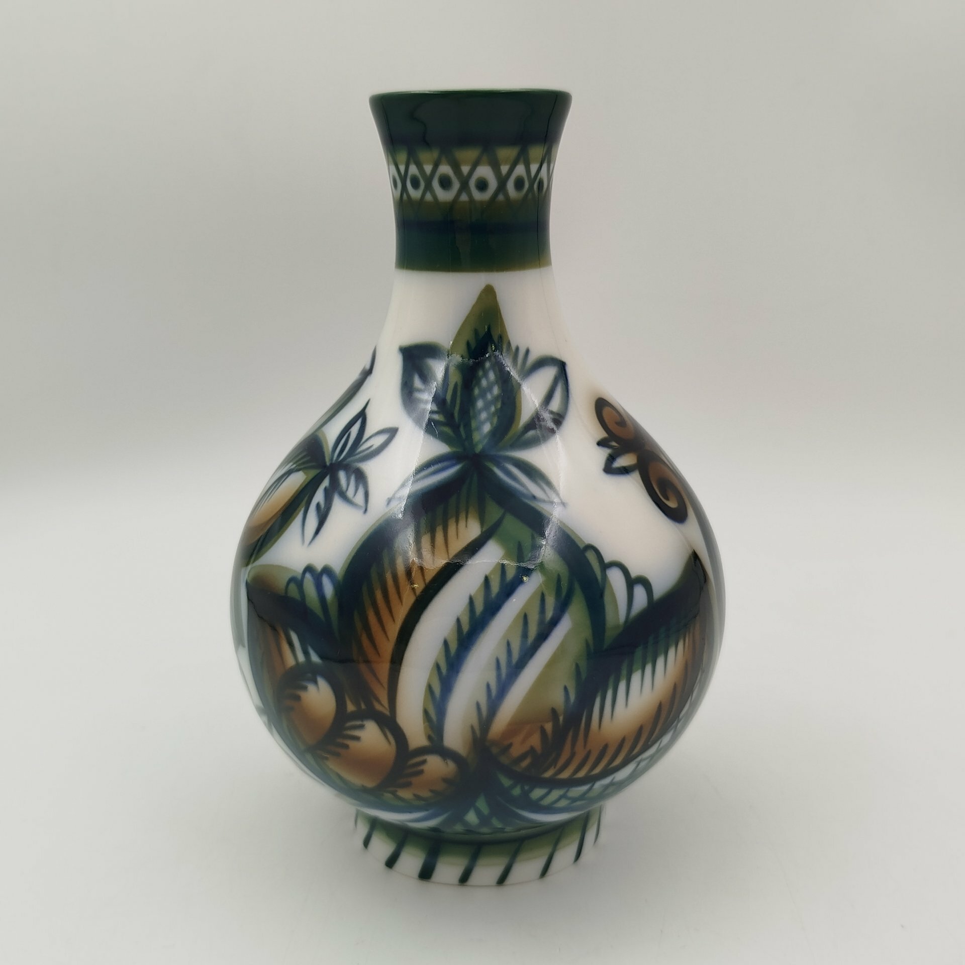 Ваза с растительным декором в зелено-коричневых тонах, фарфор, роспись