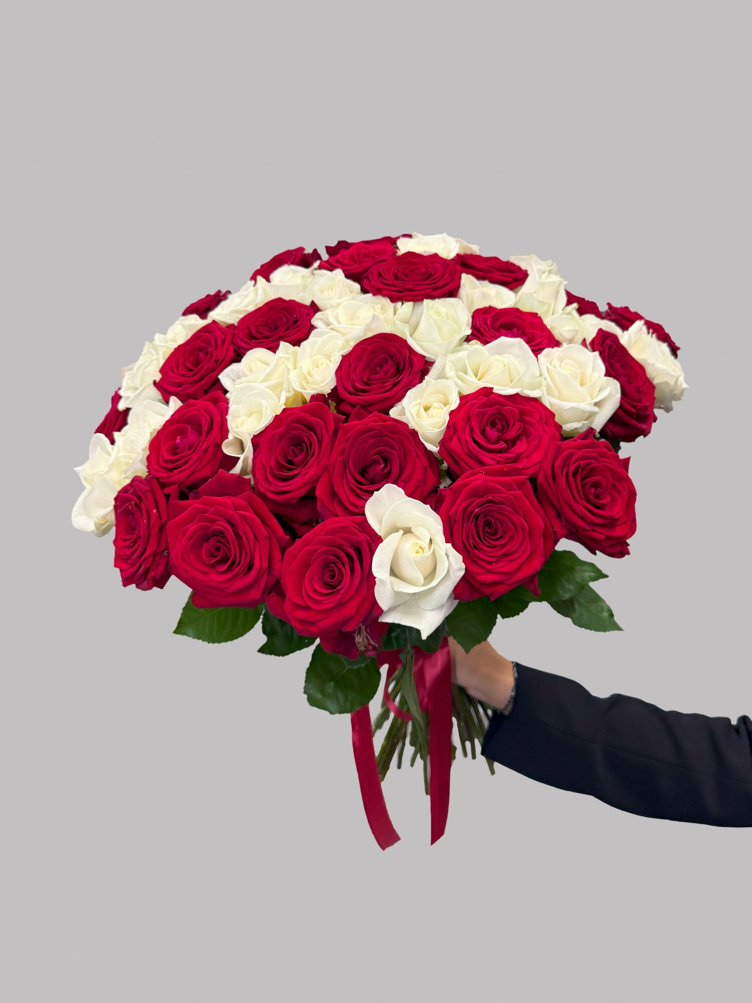 Букет живых цветов, белые и красные розы 51 шт. 50 см "Аваланж&Ред наоми", флау стор