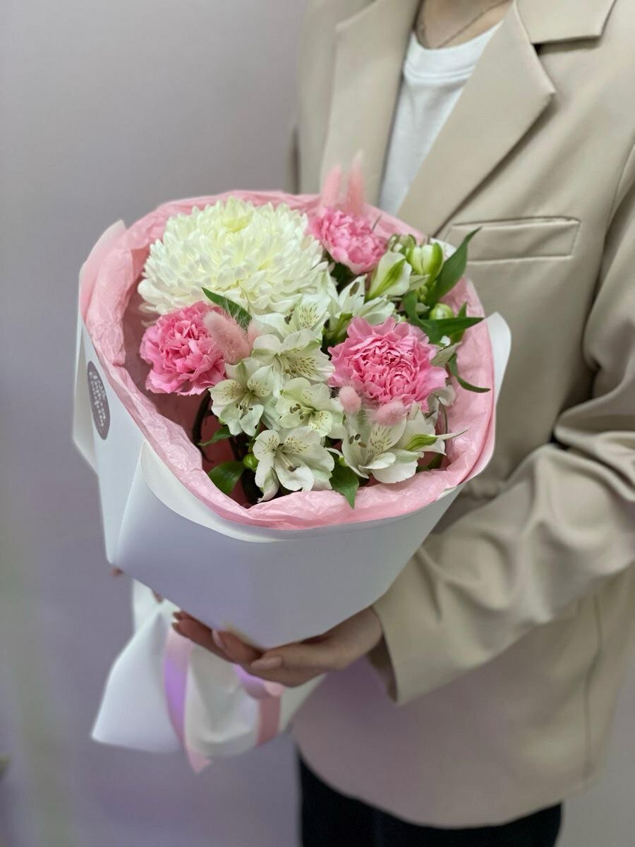 Нежный букет на 1 сентября для любимого учителя - из хризантем, альстромерий и гвоздик