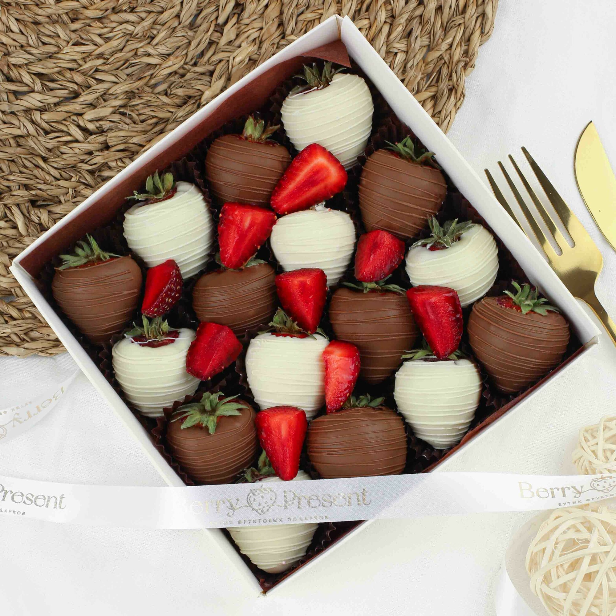 Клубника в шоколаде в коробке Набор "Два шоколада" 16-20 ягод