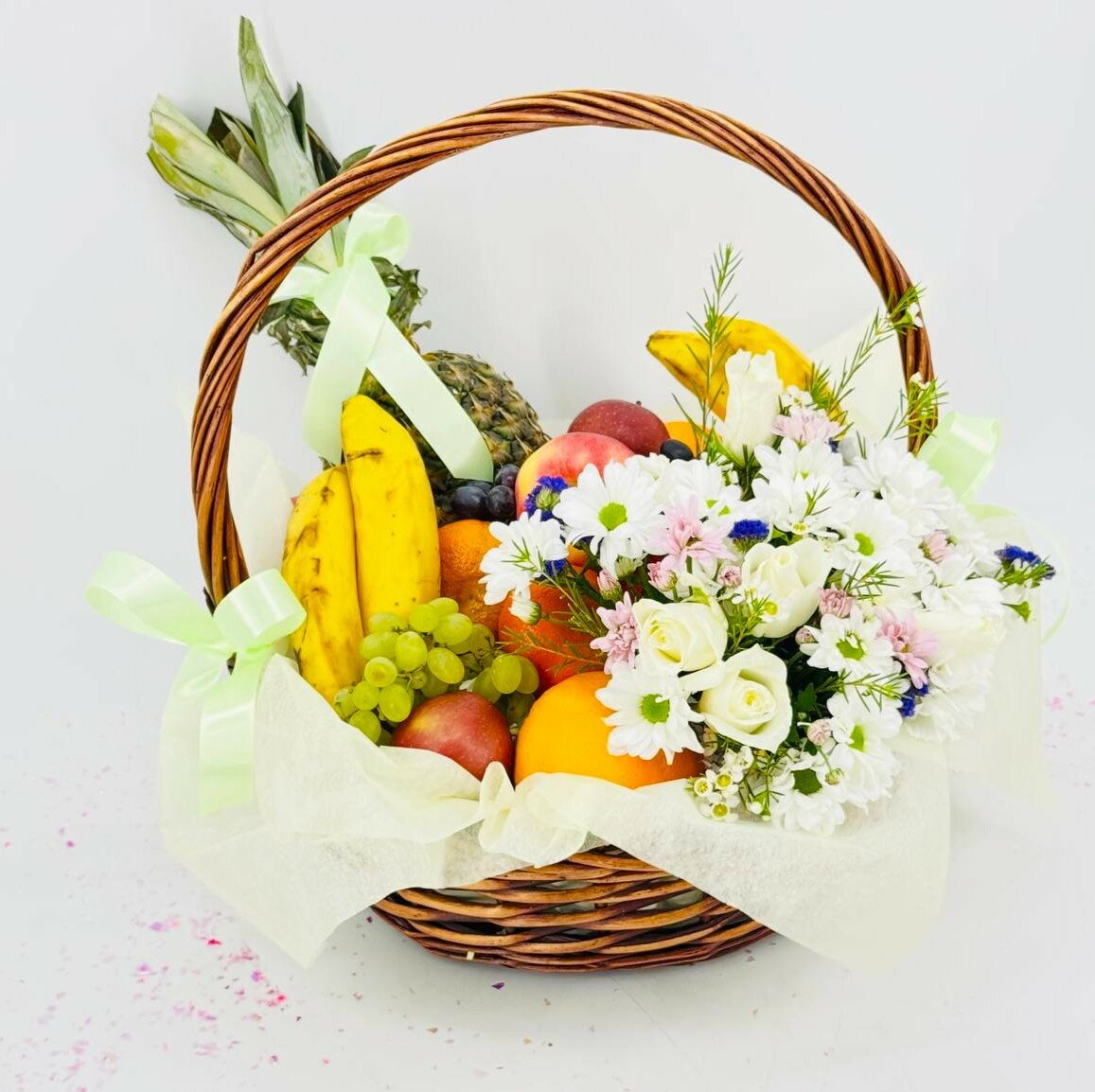 Корзина с цветами и свежими фруктами. Фруктовая корзина. Роза, хризантемы, статица, хамелациум