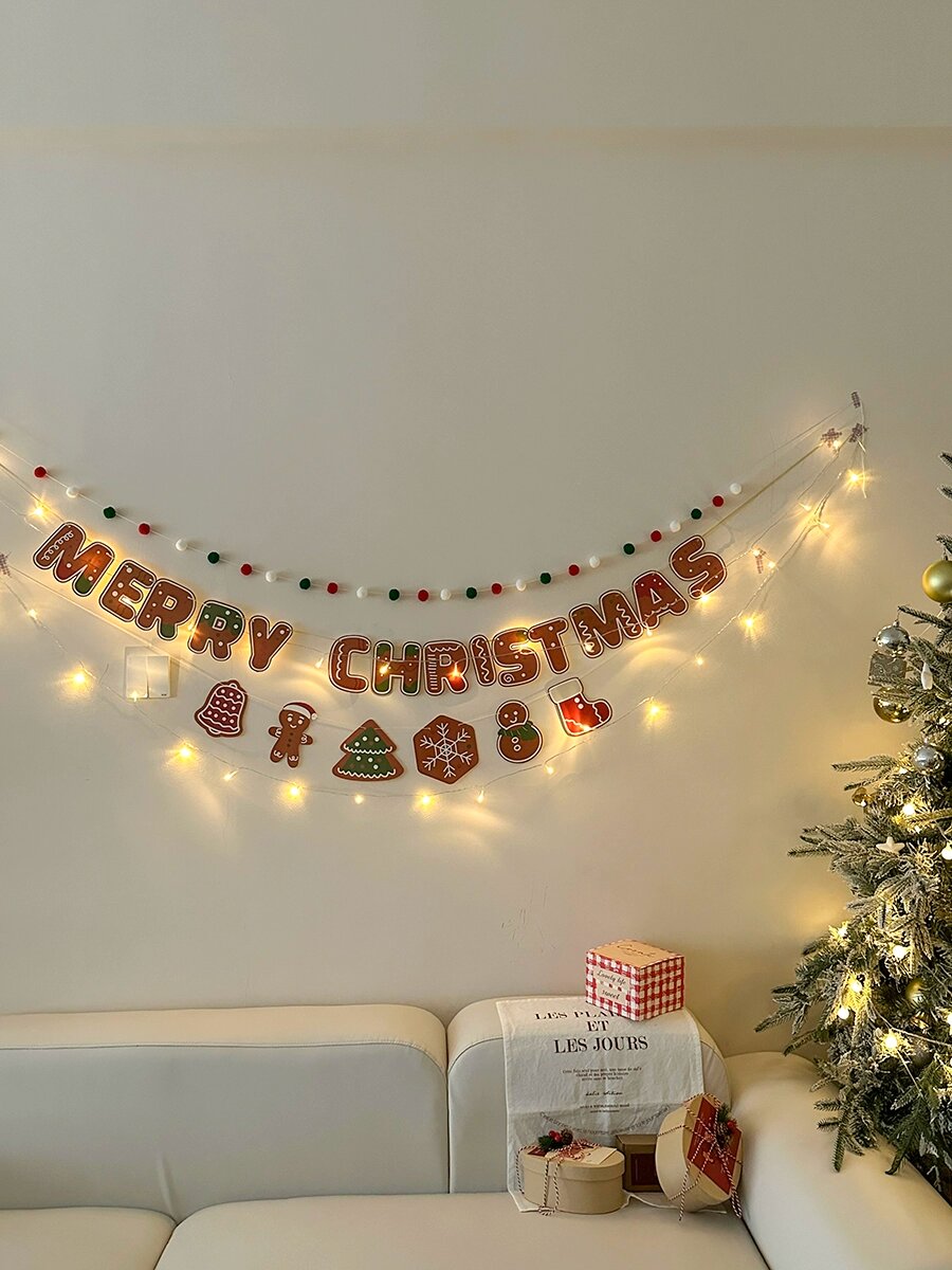 Новогодняя декорация: гирлянда-фотоштора, праздничные клипсы, фетровые маленькие флажки для украшения елки