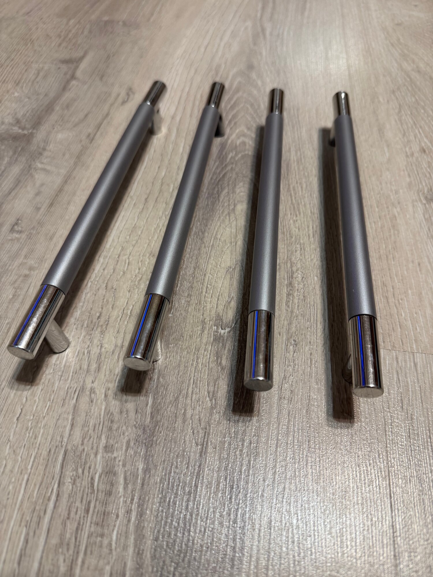 Ручка - рейлинг мебельная Серрбион в комплект входит 4 штуки.