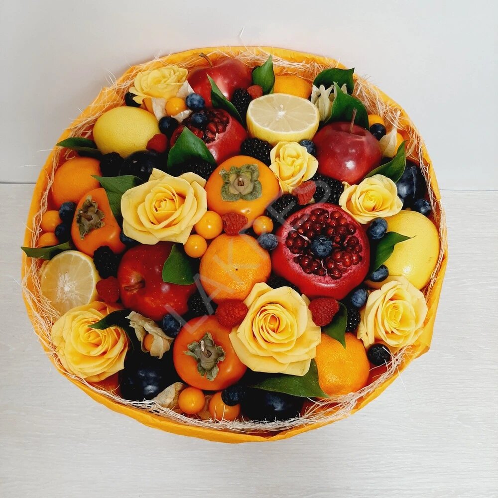 Фруктовый букет LAKRES, с живыми розами и ягодами, диаметр 35 см