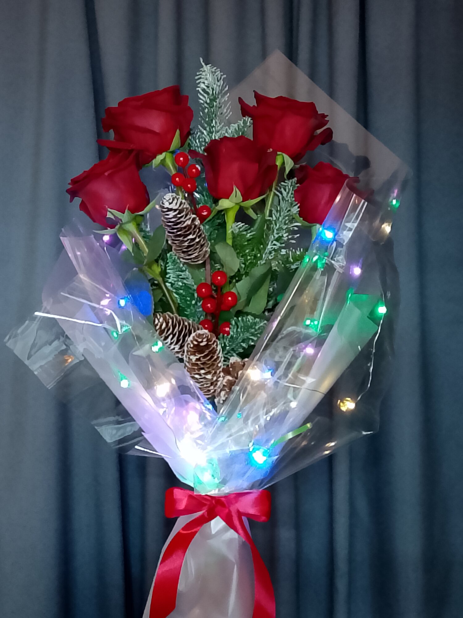 Новогодний Букет из Эквадорских Роз Explorer в упаковке с гирляндой на батарейках
