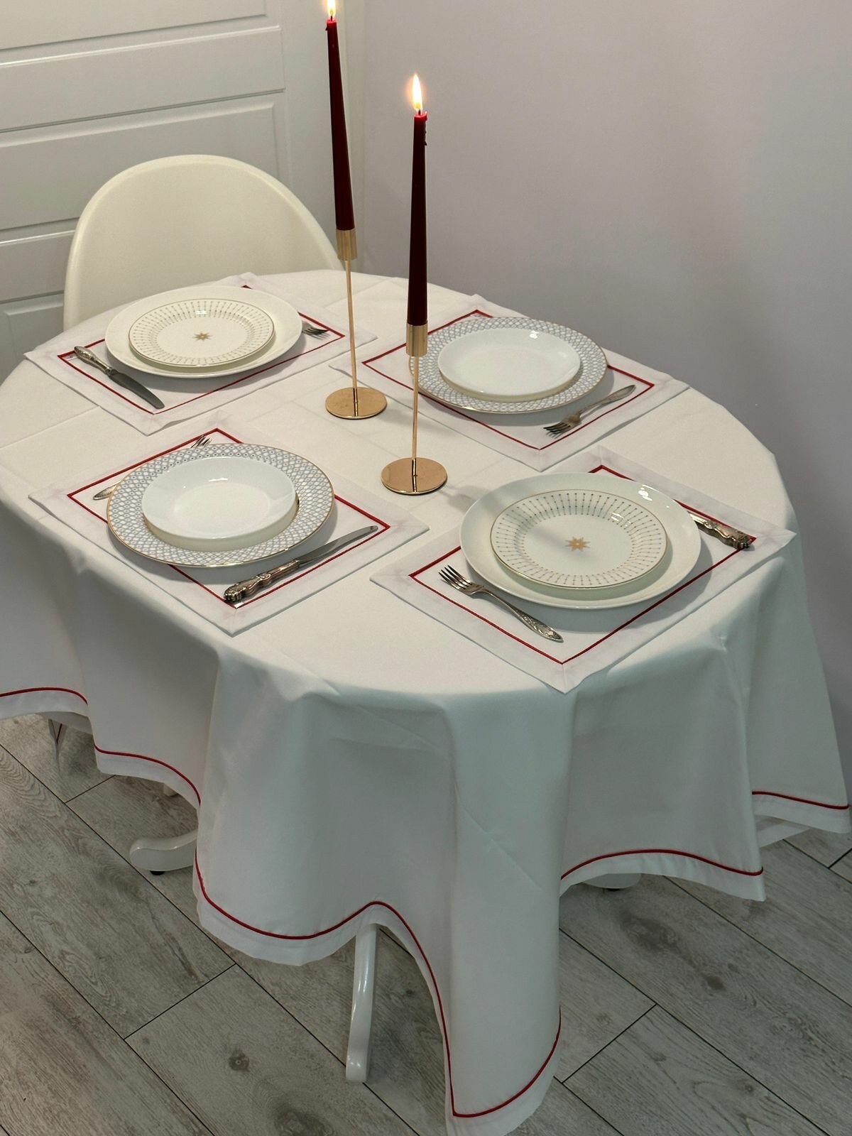 Водоотталкивающие салфетки на стол, плейсматы, прямоугольные белые с красным кантом 2 шт 30*40 см.
