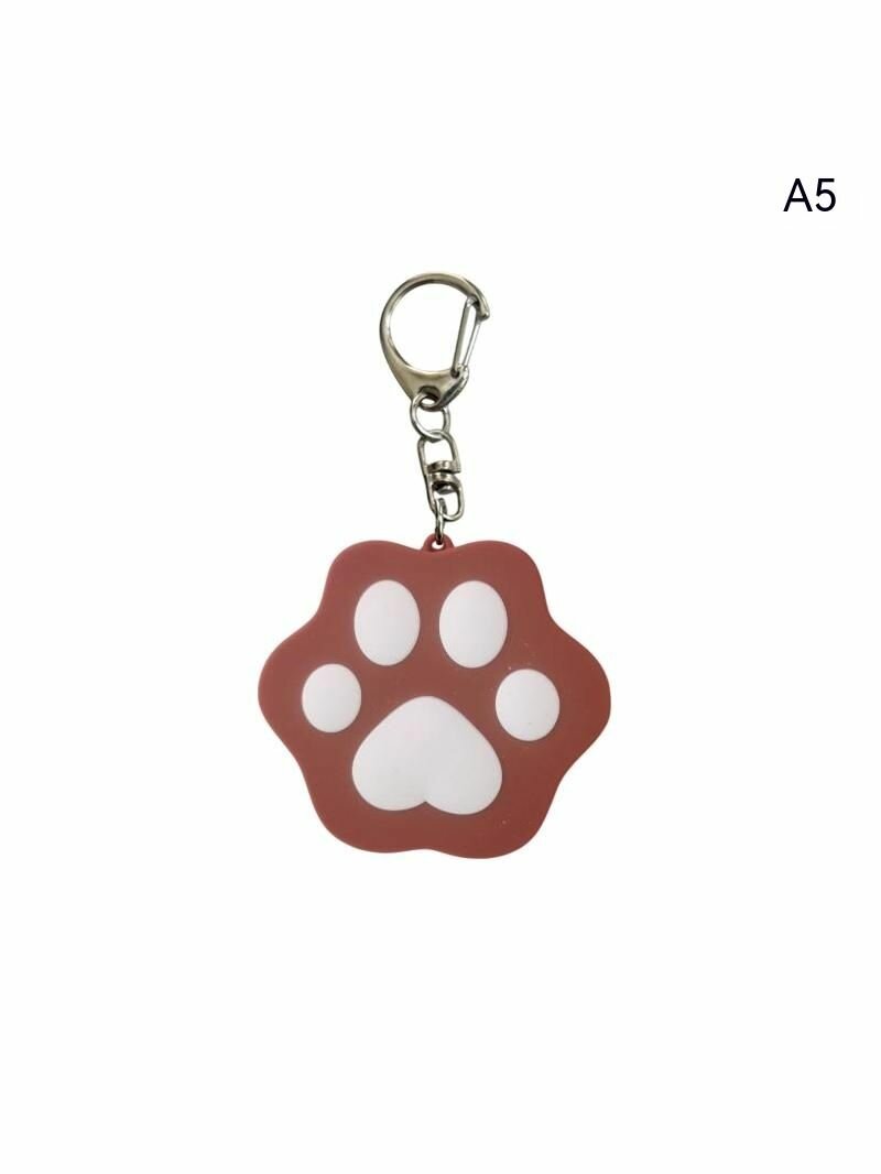 Кошачий коготь медсестры открывает ампулы для бутылок