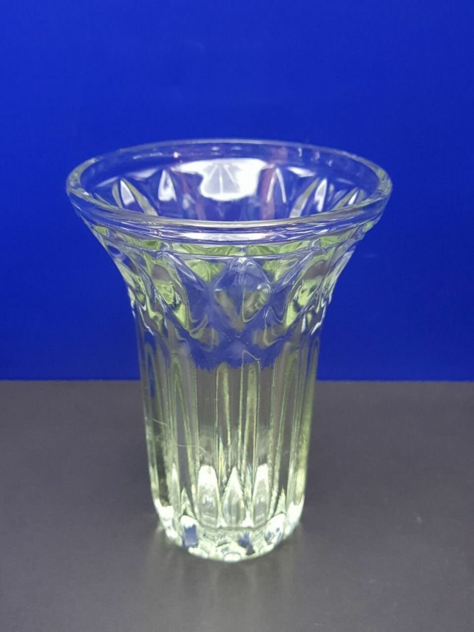 Ваза интерьерная винтажная, 13 см, прессованное стекло, Уршельский стекольный завод, СССР 60-70е