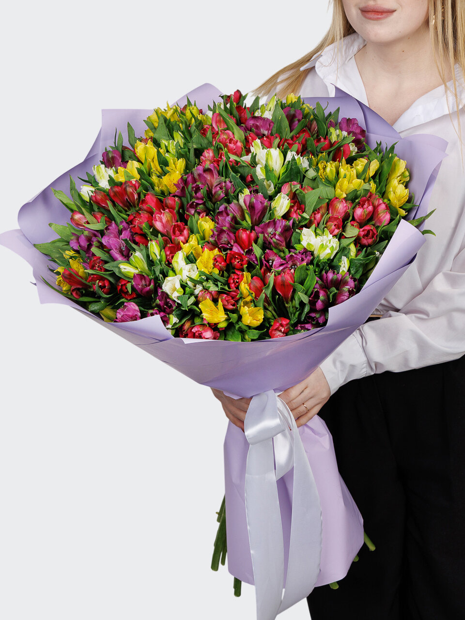 Букет из 51 альстромерий микс в фиолетовой матовой упаковке с лентой свежие цветы, доставка, подарок для женщины, мамы, девушки