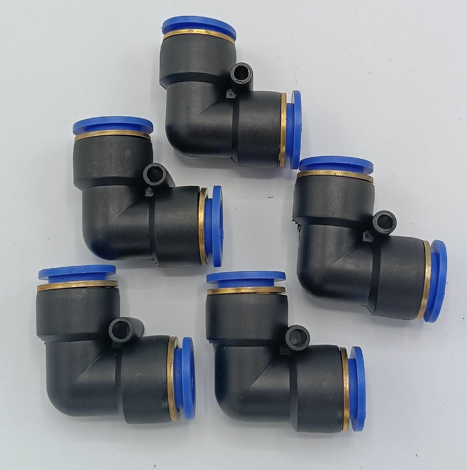 Фитинг угловой цанговый пневматический 16 мм (5 штук)