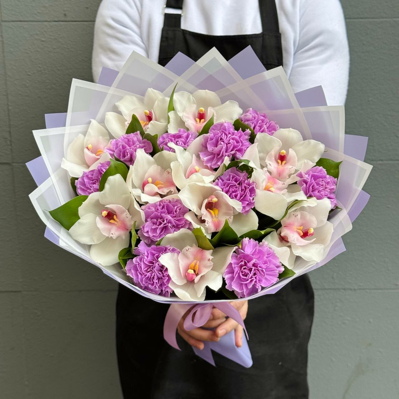 Букет Rybe-Flowers, из орхидей, диантусов и рускуса, 40см, сборный