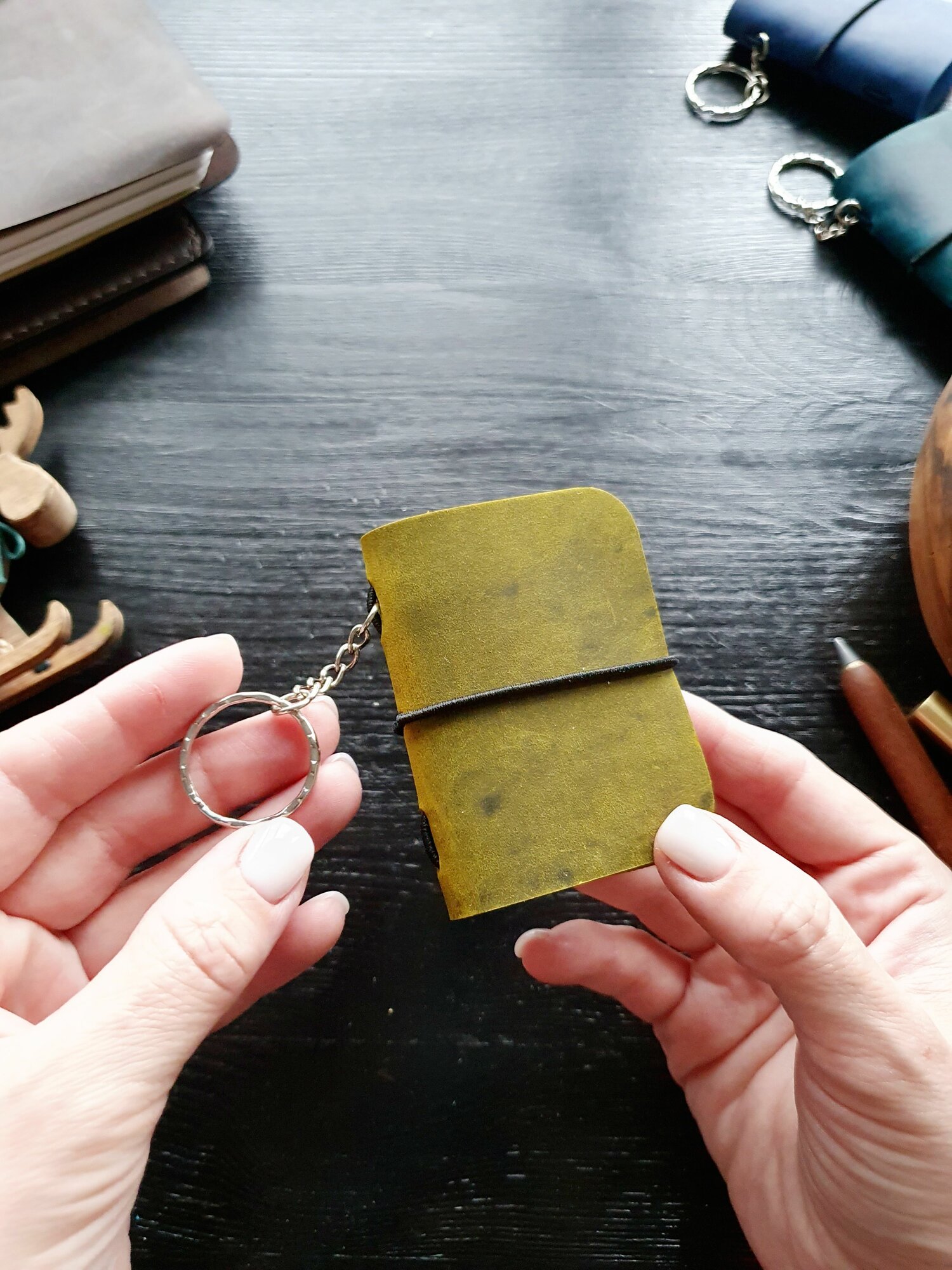 Кожаный блокнот А8 (6х7,5см) на цепочке с кольцом