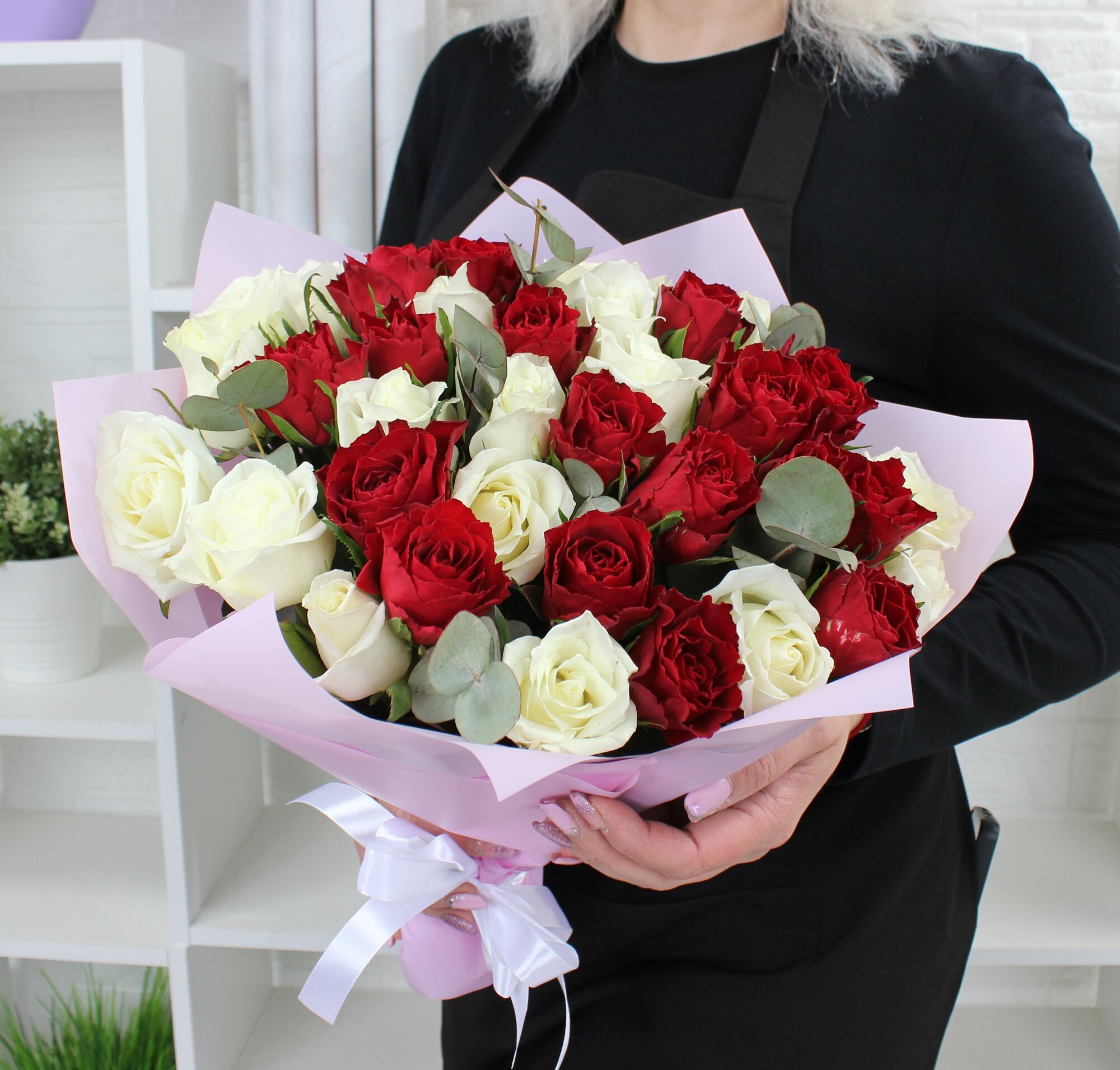 Монобукет THE FLOREAL красная и белая роза 35 штук, высота 40 см, с эвкалиптом