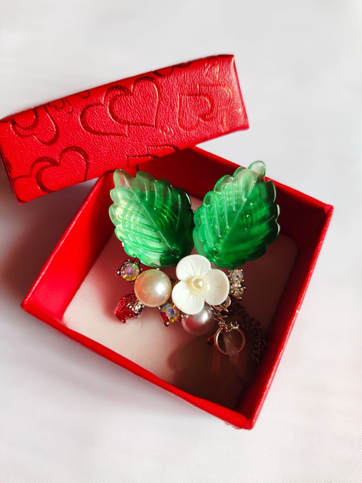 Брошь, пластик, стразы