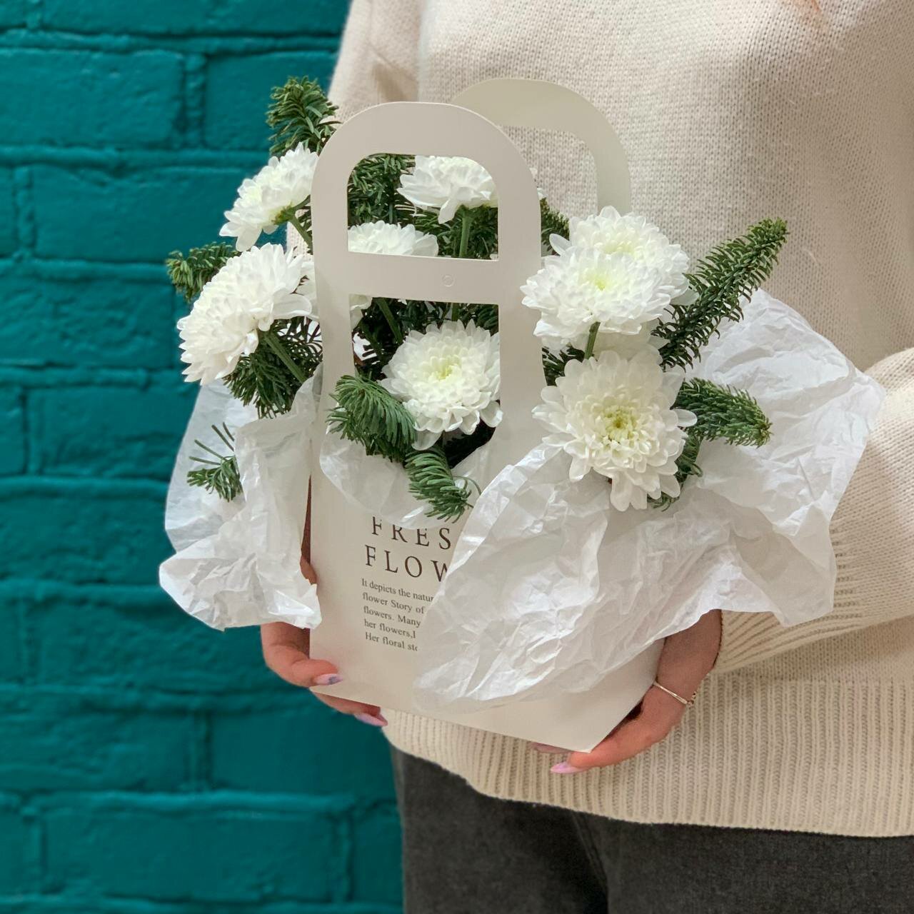 Композиция из 2 белых хризантем