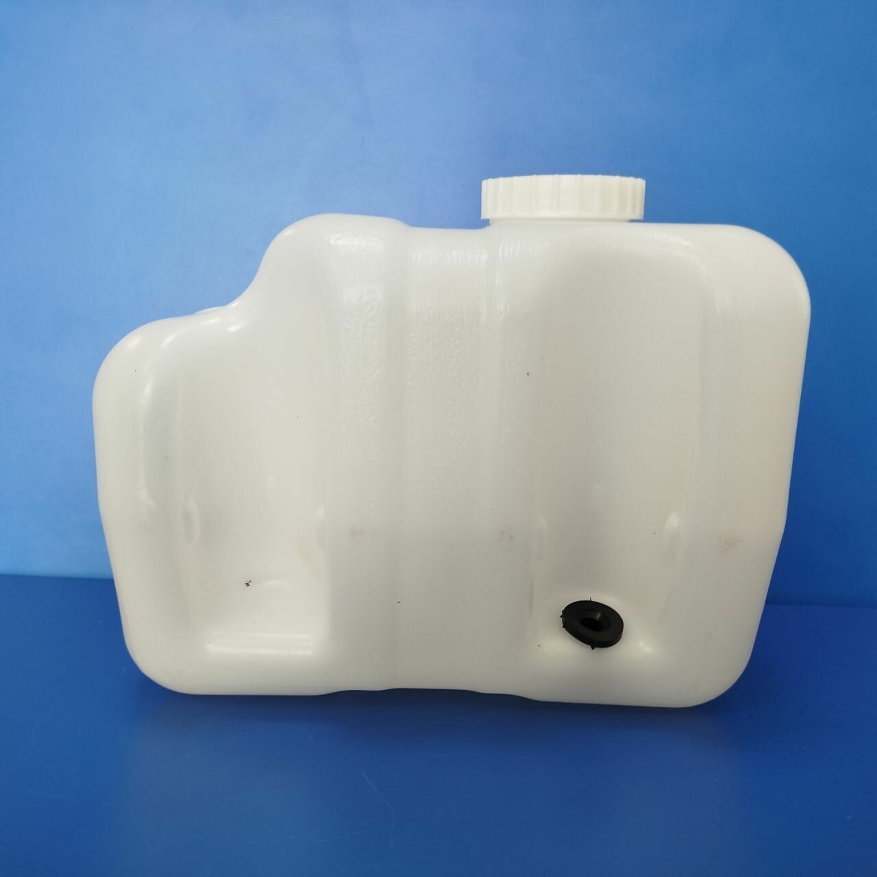 Бачок омывателя "UAD" для а/м Шевроле-Нива (под один мотор)