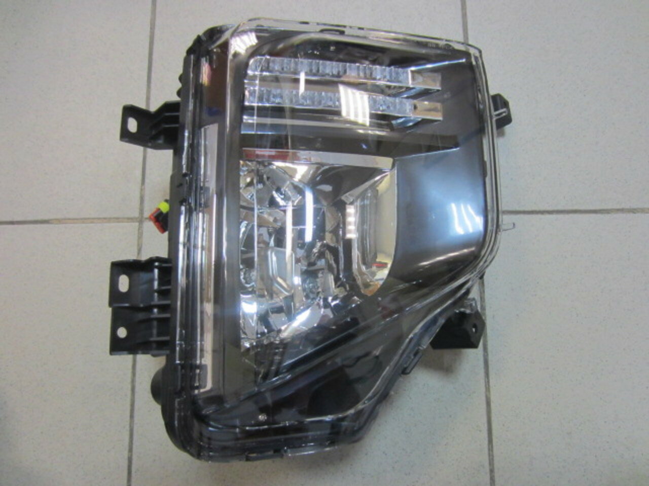 Фара противотуманная правая совместима с Mitsubishi L200 Ход огни 8315A058