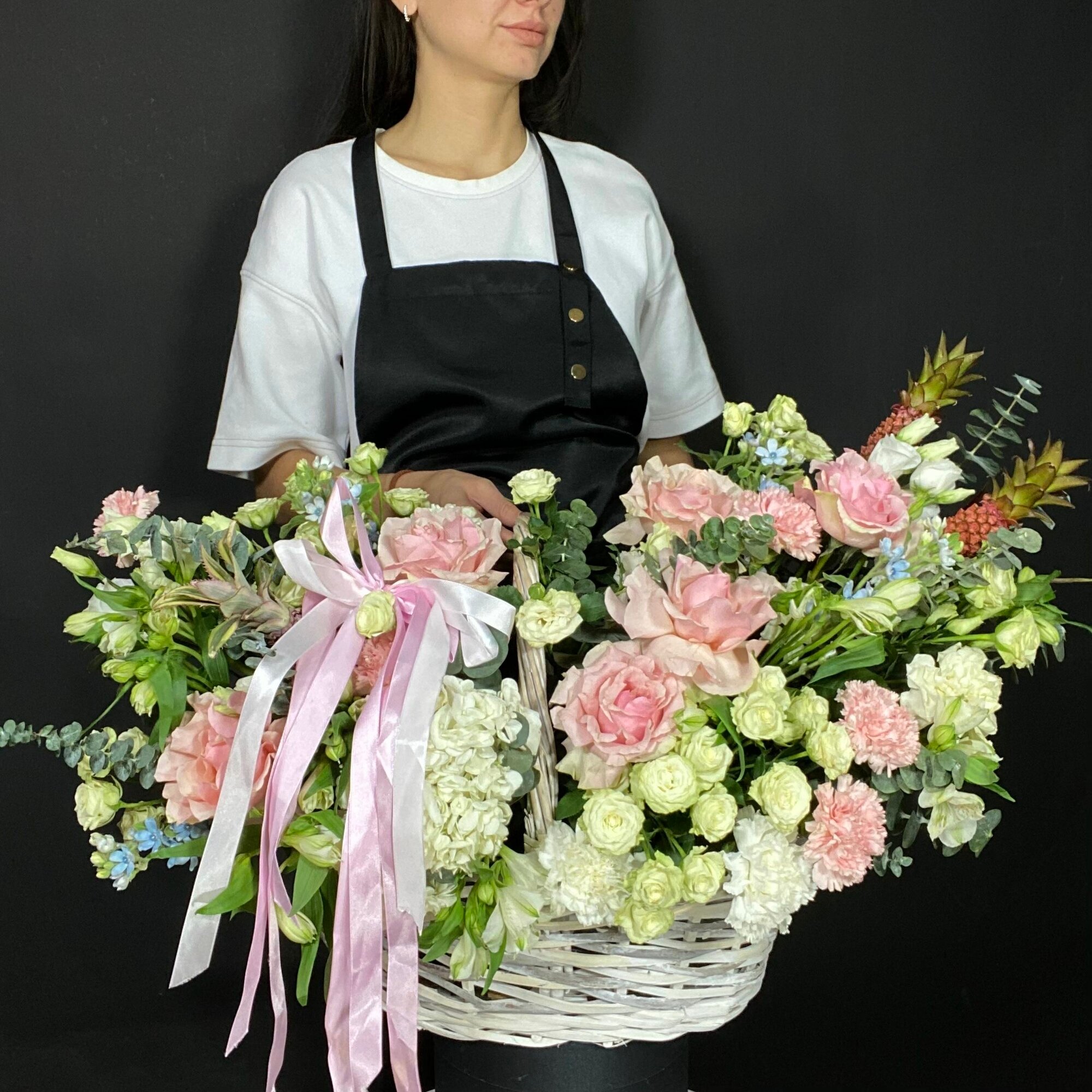 Цветы в корзине