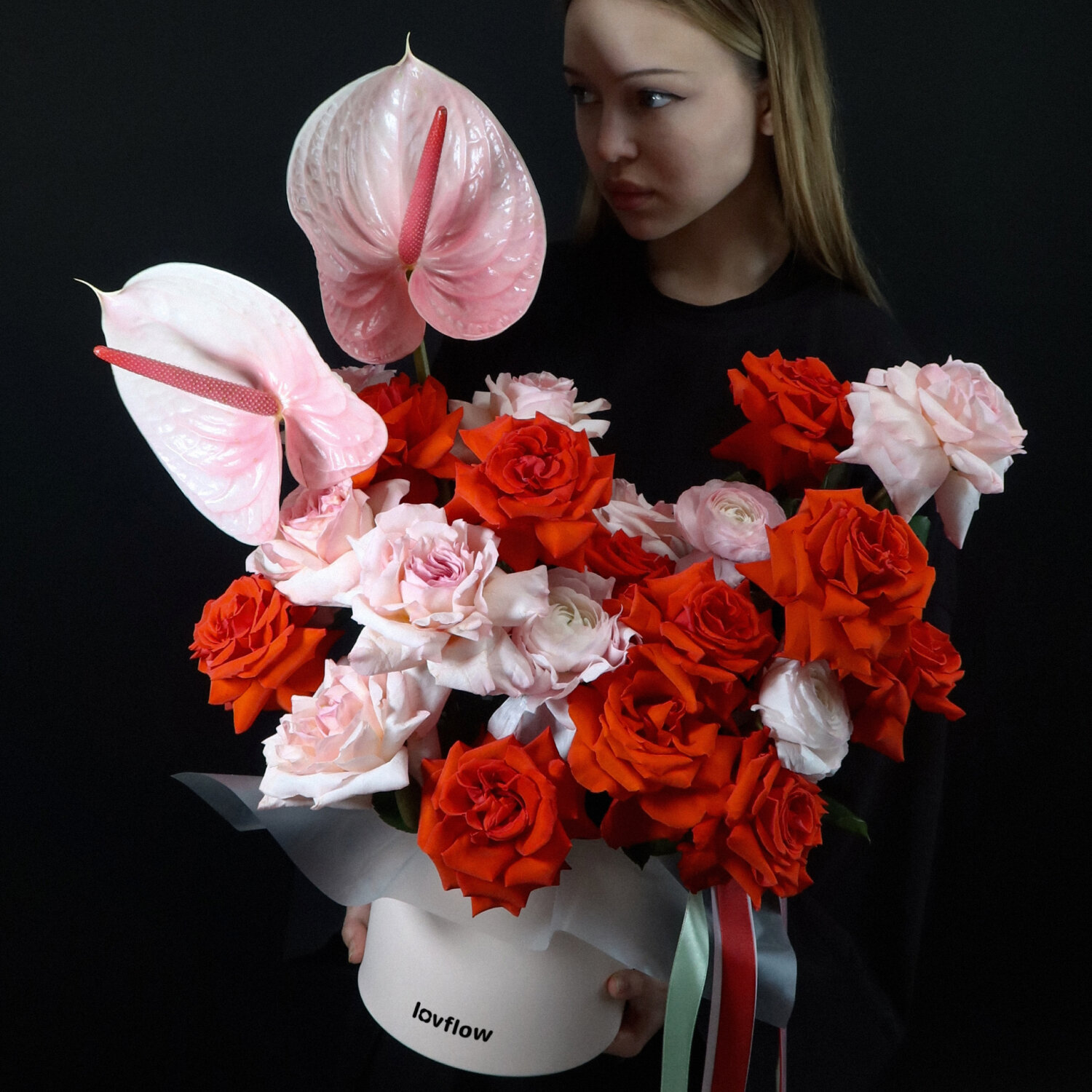 Яркая композиция в коробке, кросто-розовые цветы, красные розы и антуриум, розовые ароматные розы, ранункулюсы и розы