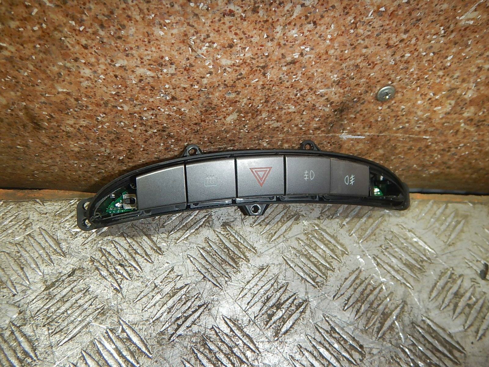 Б/У Блок кнопок, Chery (Черри)-INDIS (11-15) Chery INDIS (11-15) Без кнопок обогрева сидений 377472 CHERY арт. S18D37000...