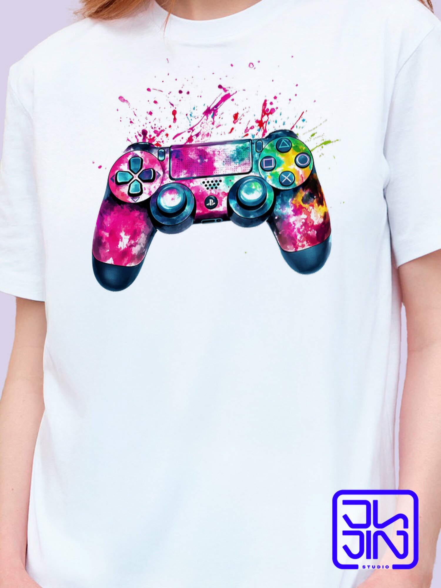 Футболка классическая женская с авторским принтом Геймпад молодежный разноцветный, пестрый граффити с яркими красками, белый хлопковый трикотаж с прикольным рисунком на груди