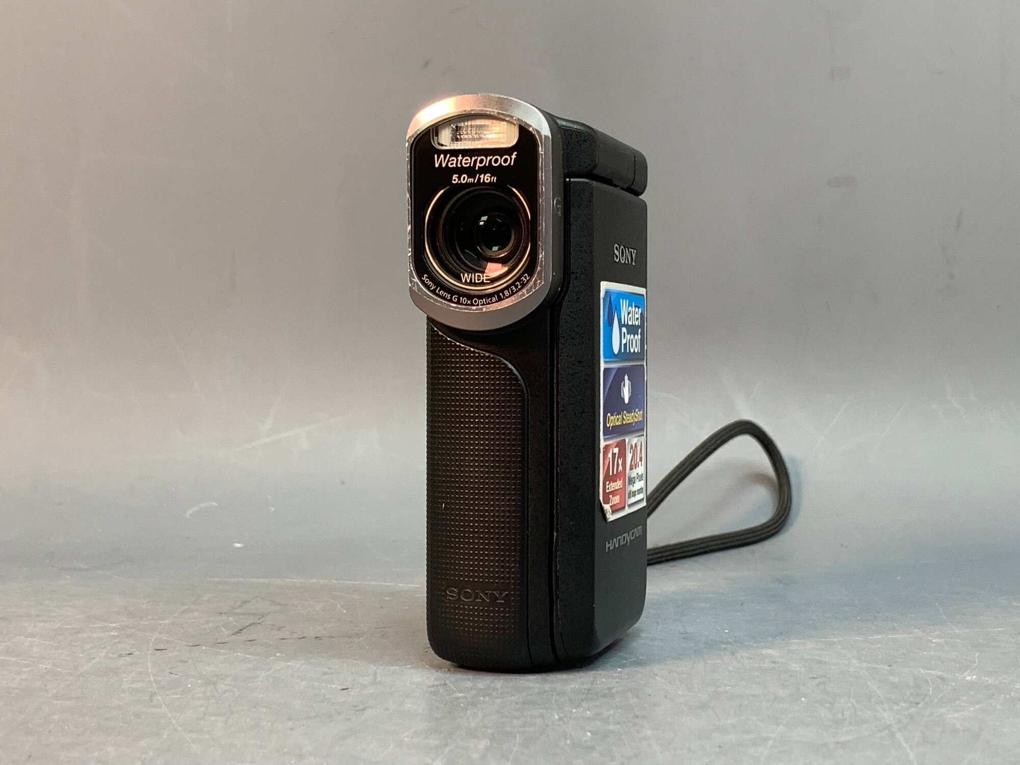 Sony HDR-GW77, скол на корпусе