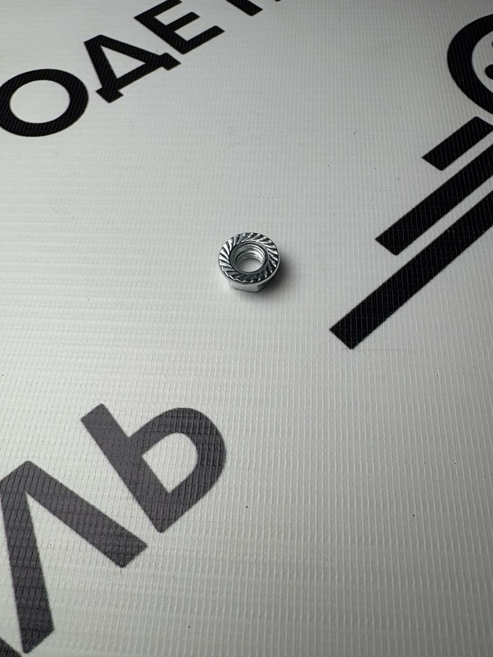 Гайка автомобильная М8 с фланцем