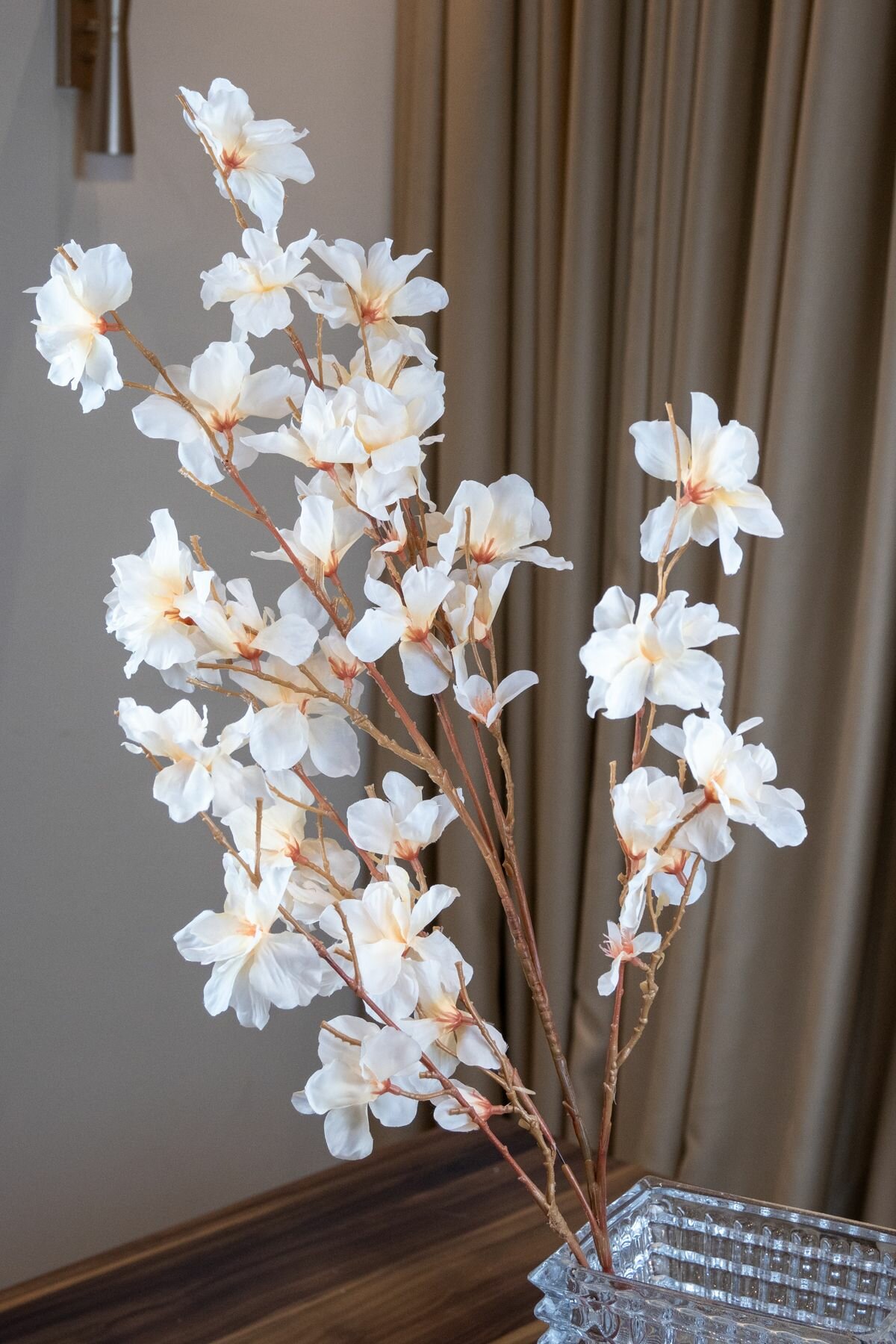 Искусственные цветы для декора фотозон и интерьера Магнолия весенняя цветущая ветка 85 см 1 ветка кремовая