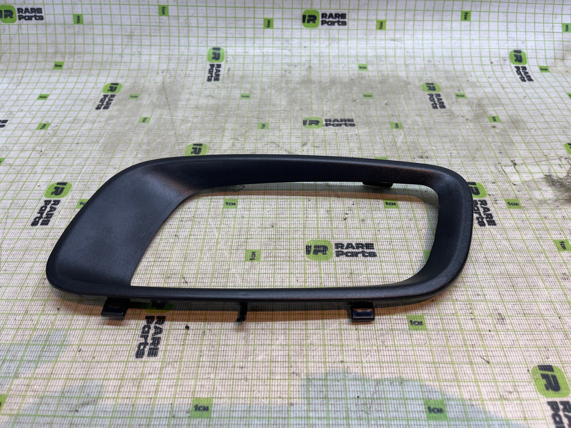 Рамка противотуманки левая Mitsubishi Pajero