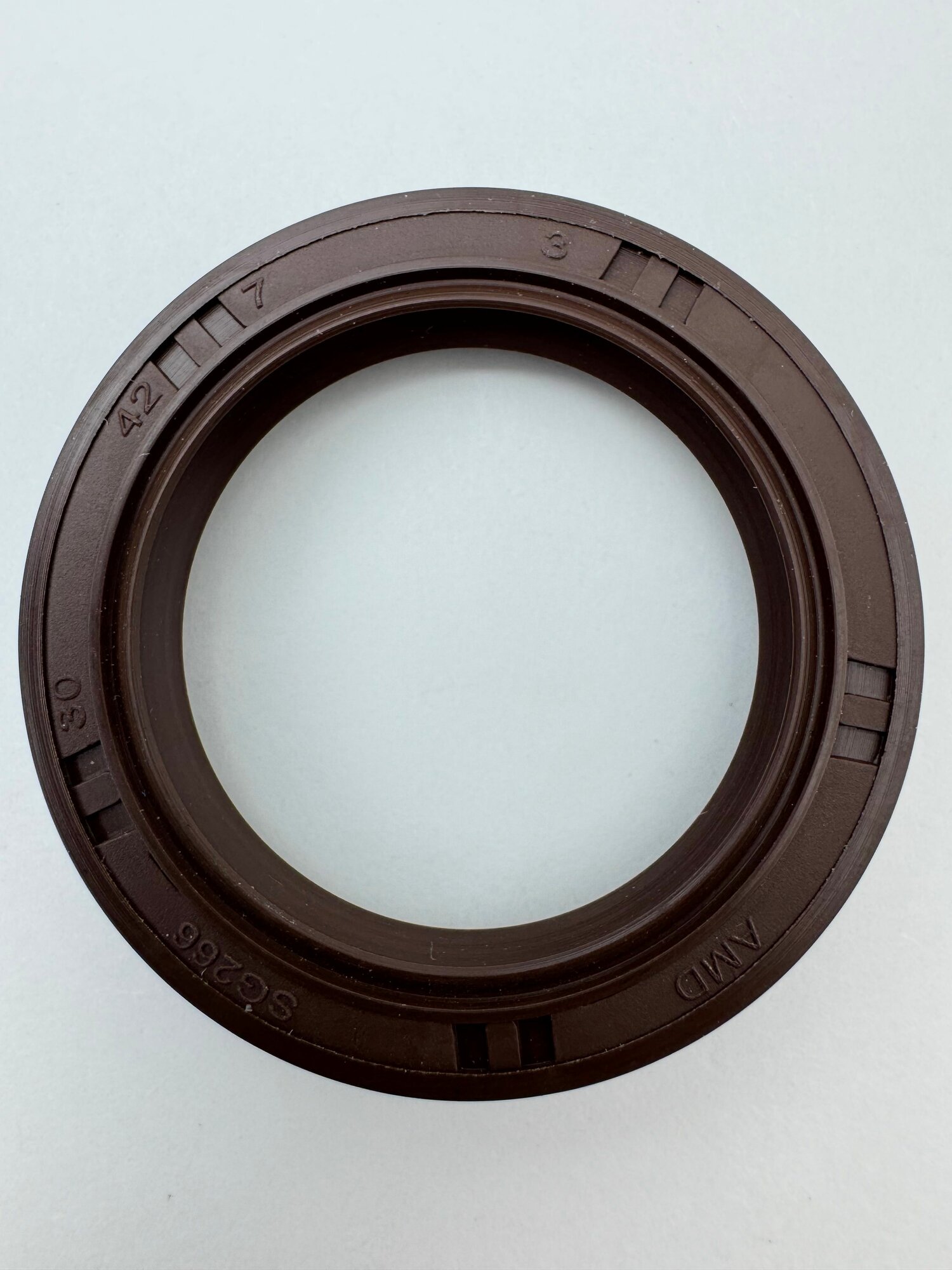 Сальник распредвала 8200934089. Renault Logan Sandero Symbol Lada Largus. Моторы 1.4 и 1.6. 8 клапанные K7M K7J