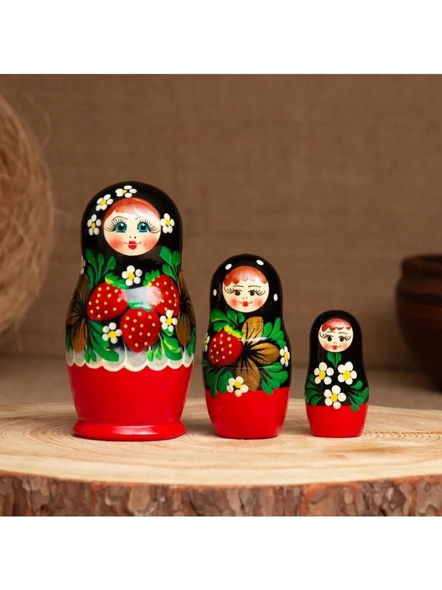 Матрёшка «Земляничка», чёрный платок, 3 кукольная, 10 см