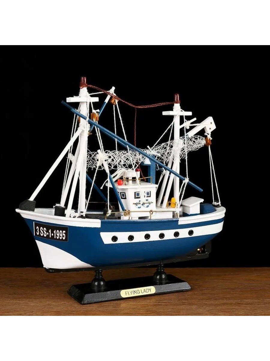 Маленький корабль-сувенир «Ида» с голубыми бортами