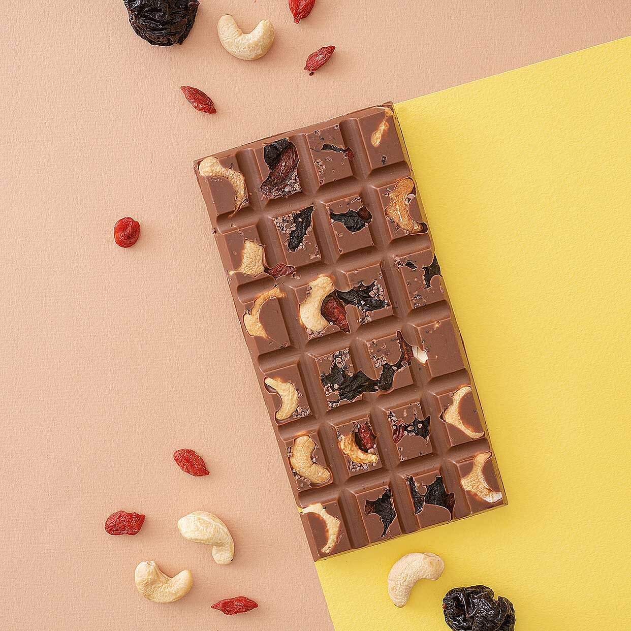 Плитка шоколада FrenhKiss, Молочный шоколад с черносливом, ягодами годжи, кешью и какао-бобами