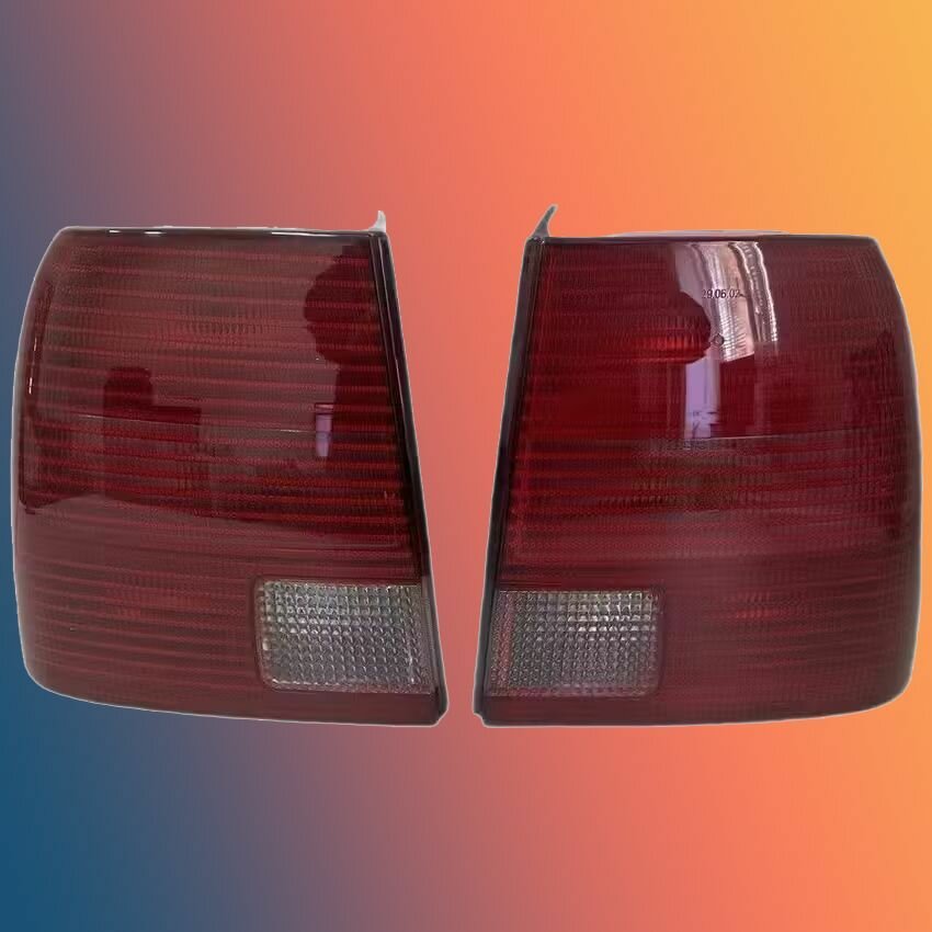 Комплект задних фонарей для автомобилей Volkswagen Passat B5 в седанной версии, выпущенных в период с 1997 по 2000 год. Комплект включает левый и правый задние фонари