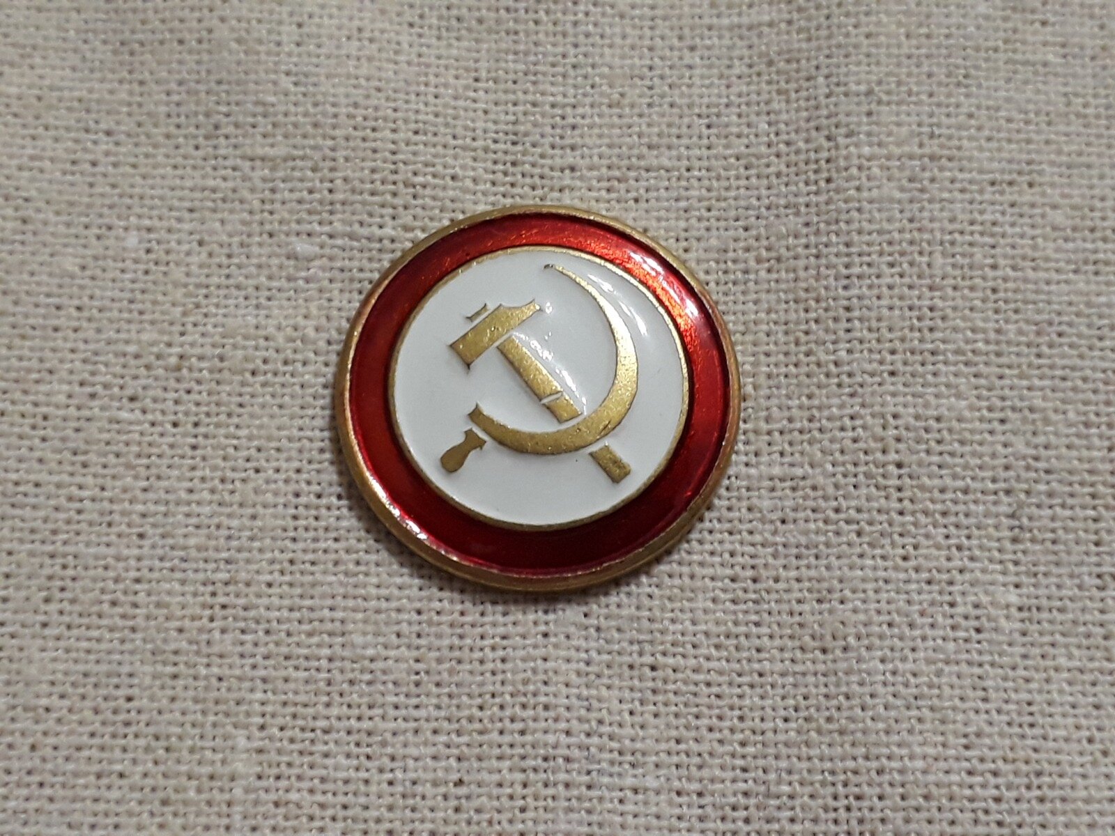 Тяжелый круглый значок Серп и Молот в белом ободке