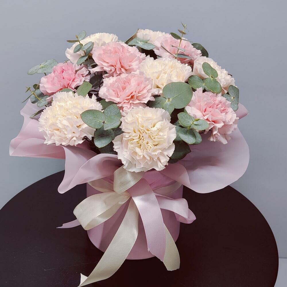 Композиция в коробке Цветочный ЛЕС из Диантуса (гвоздики) и эвкалипта, 23 см, розовый/зеленый