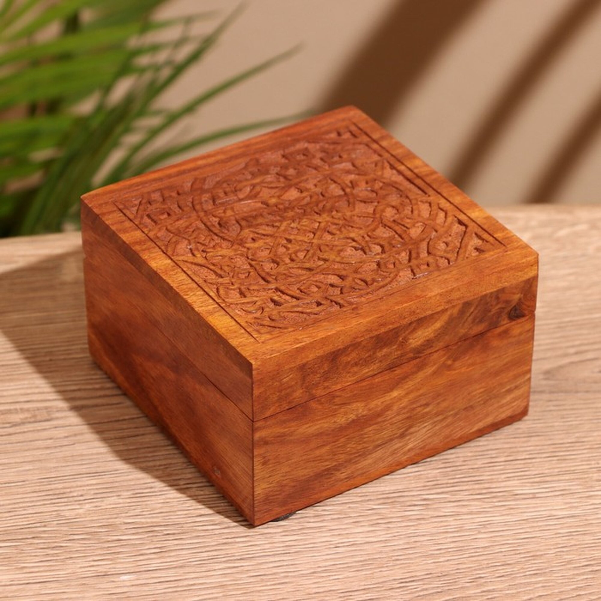 Шкатулка Сима-ленд, резная, дерево шишам, квадратная, 10x10x6 см