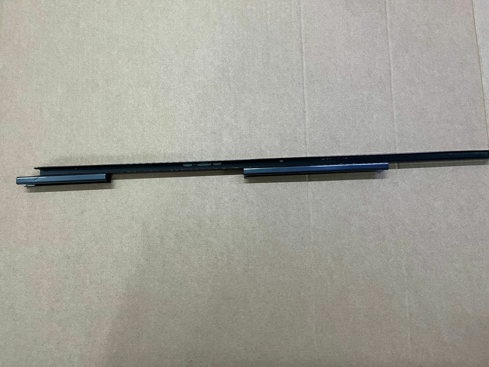 Направляющая планка держатель стекла двери правая Hyundai Porter 1 H100 Grace Kia Pregio L300 Delica 8242343001