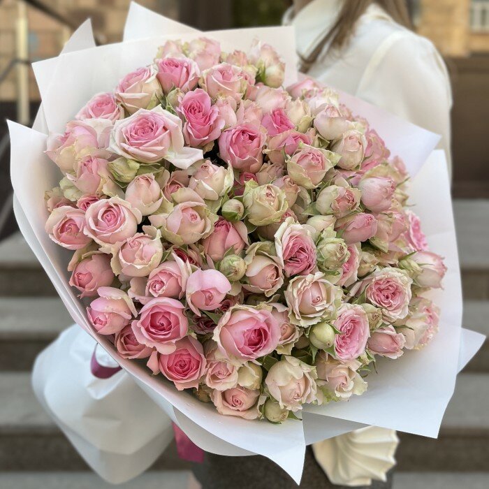 25 розовых кустовых роз Динара 40 см