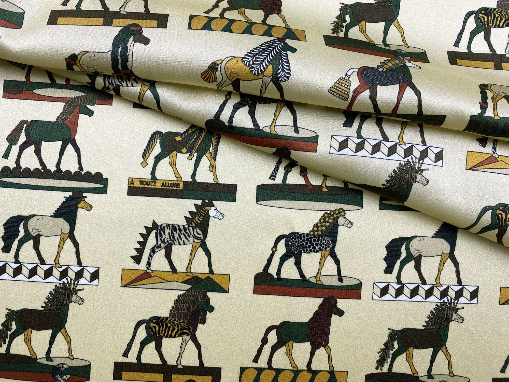 Ткань Шёлк бежевого цвета с принтом фигурки лошадей 46780