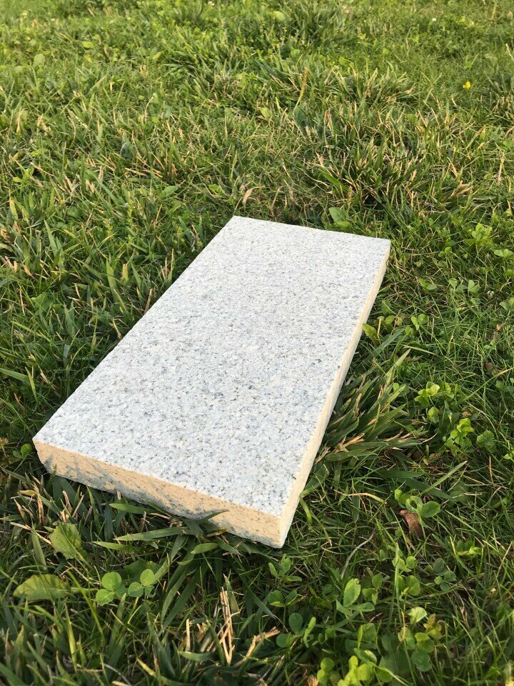 Гранит тротуарный Мансуровское 600*300*30. Гранитная плитка термо, серый