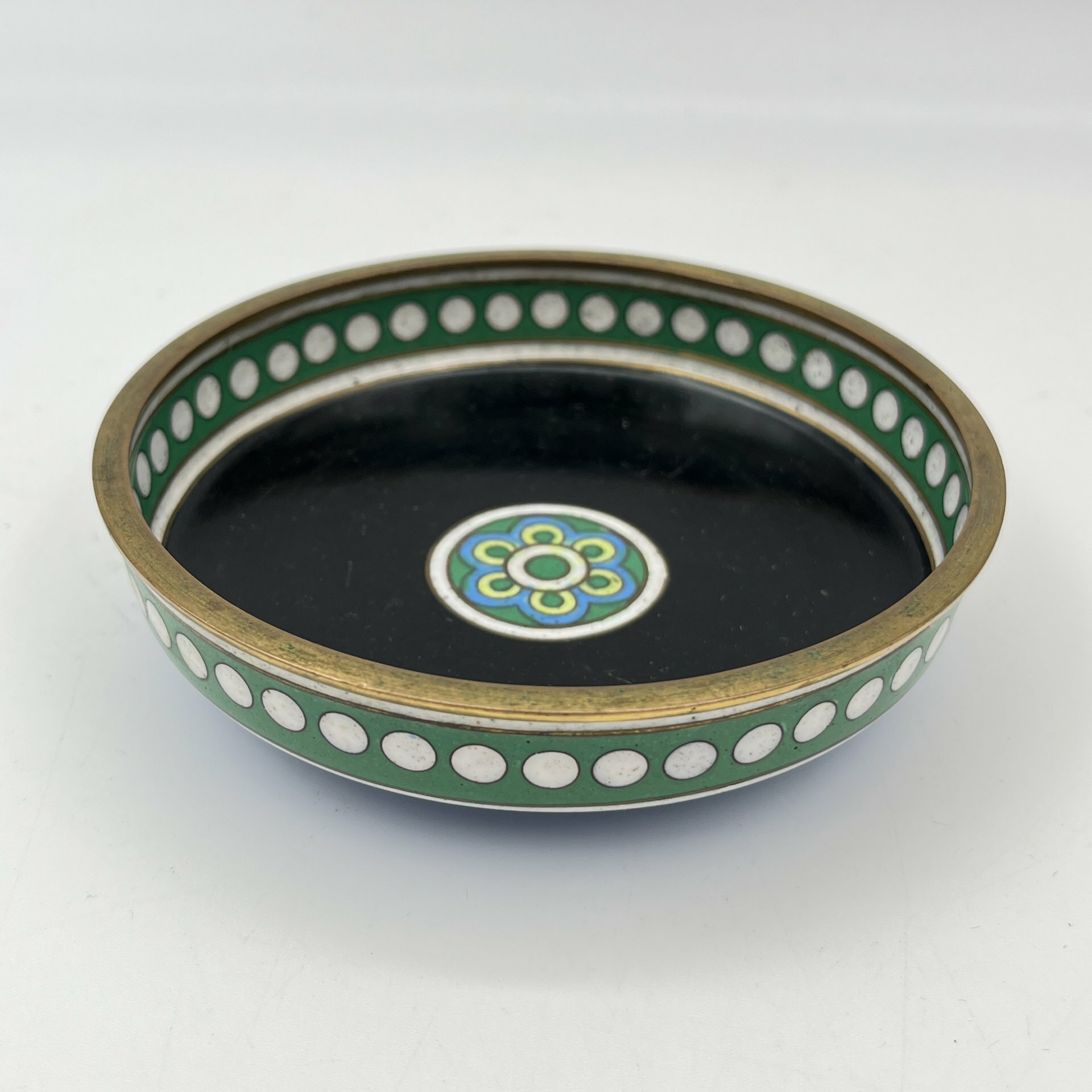 Розетка декоративная (блюдце) с изображением цветка на черном фоне, латунь