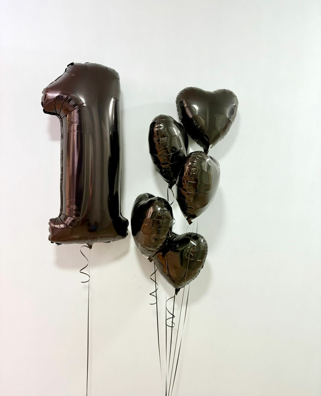 Шары с гелием на 1 год - Цифра 1 + 5 сердец черные. Воздушные шарики. Набор шаров под потолок с быстрой доставкой