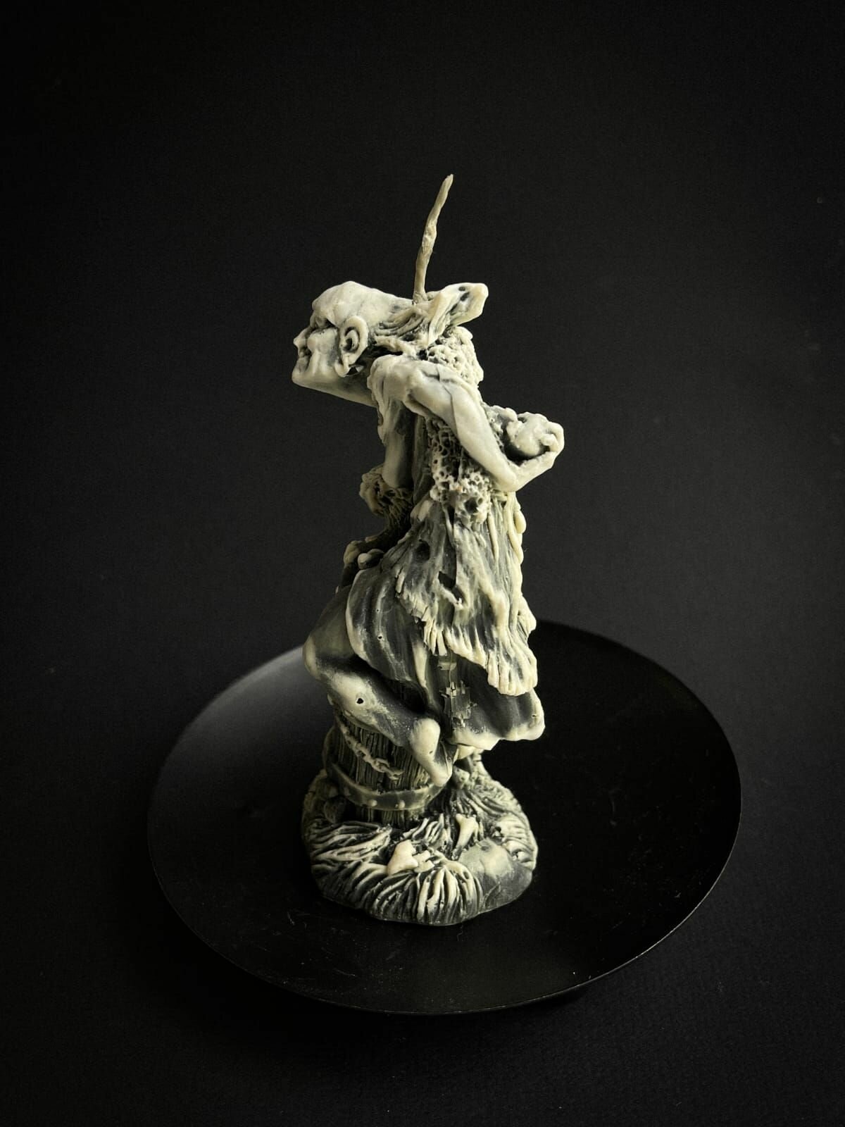 Свеча из пчелиного воска Баба Яга с котом