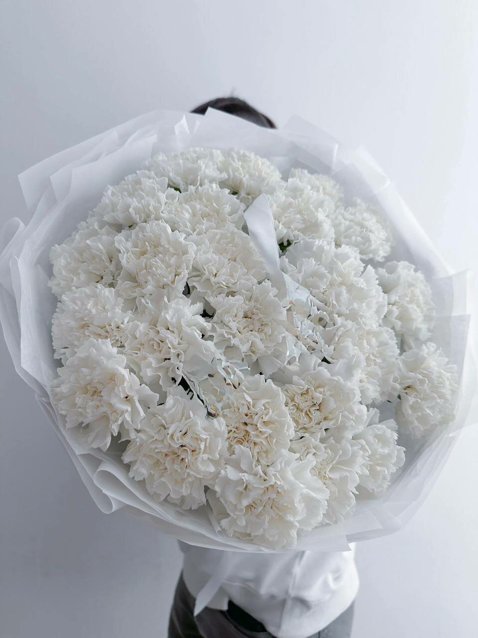Круглый букет из махровых белых диантусов 25 шт. с доставкой до двери от FlowersGo