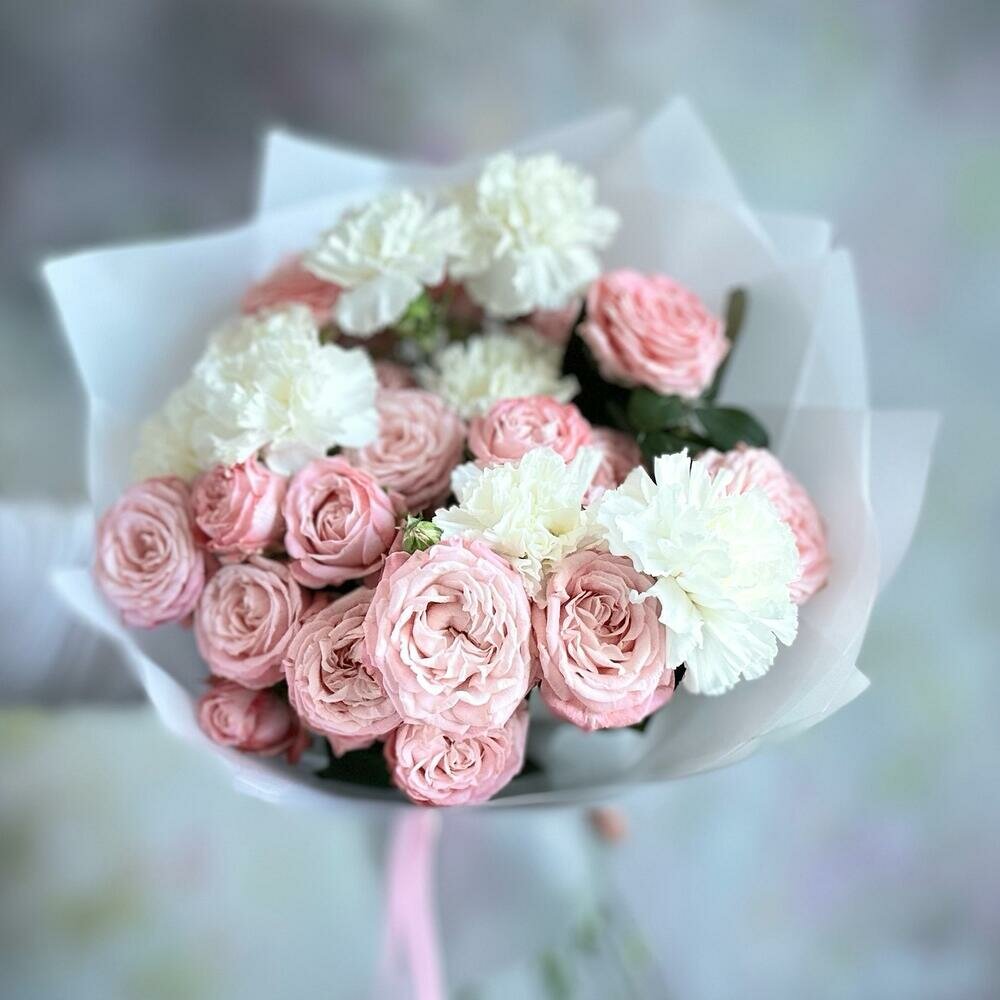 Букет с розовыми кустовыми розами и белыми гвоздиками